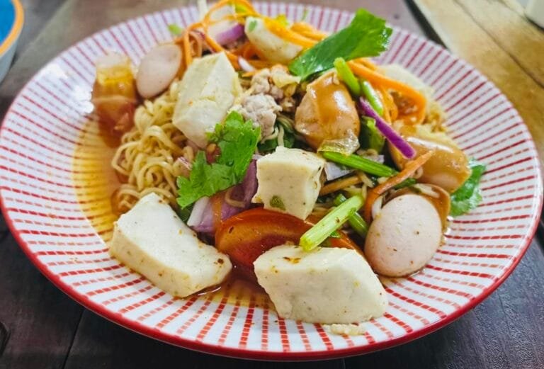How to Order Food in Thai: Essential Phrases and Etiquette
